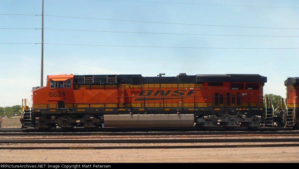 BNSF]6624